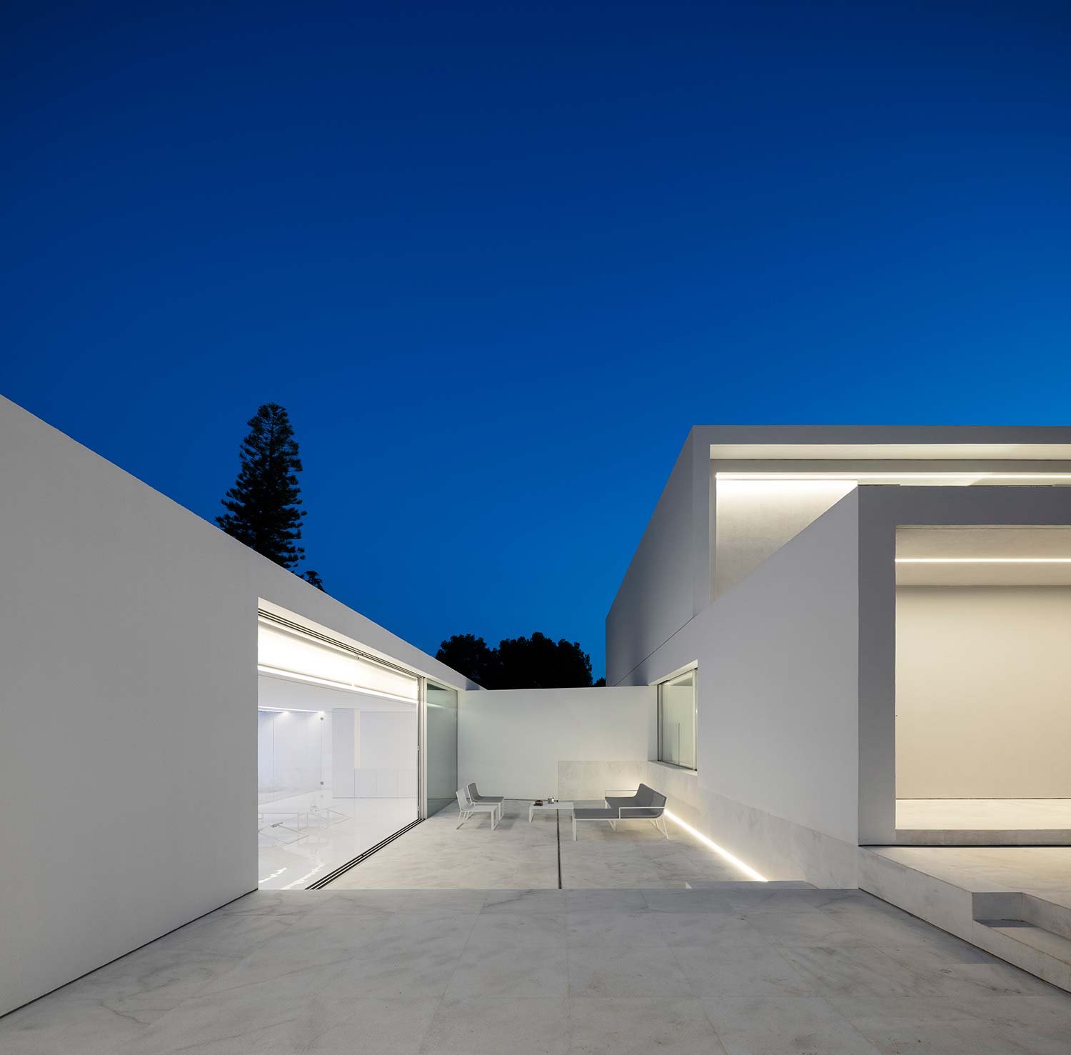 House between the pine forest | Fran Silvestre Arquitectos™
